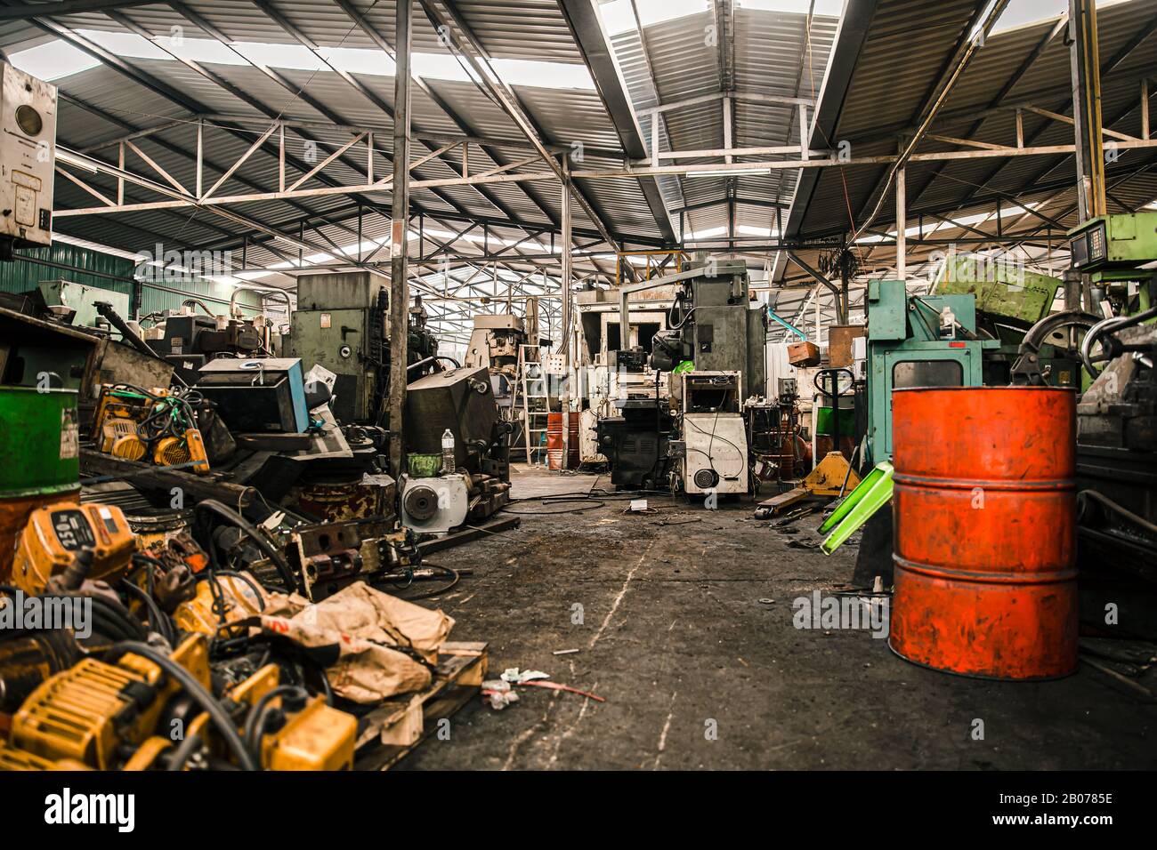 Heavy machine shop hi-res stock photography and images - Alamy