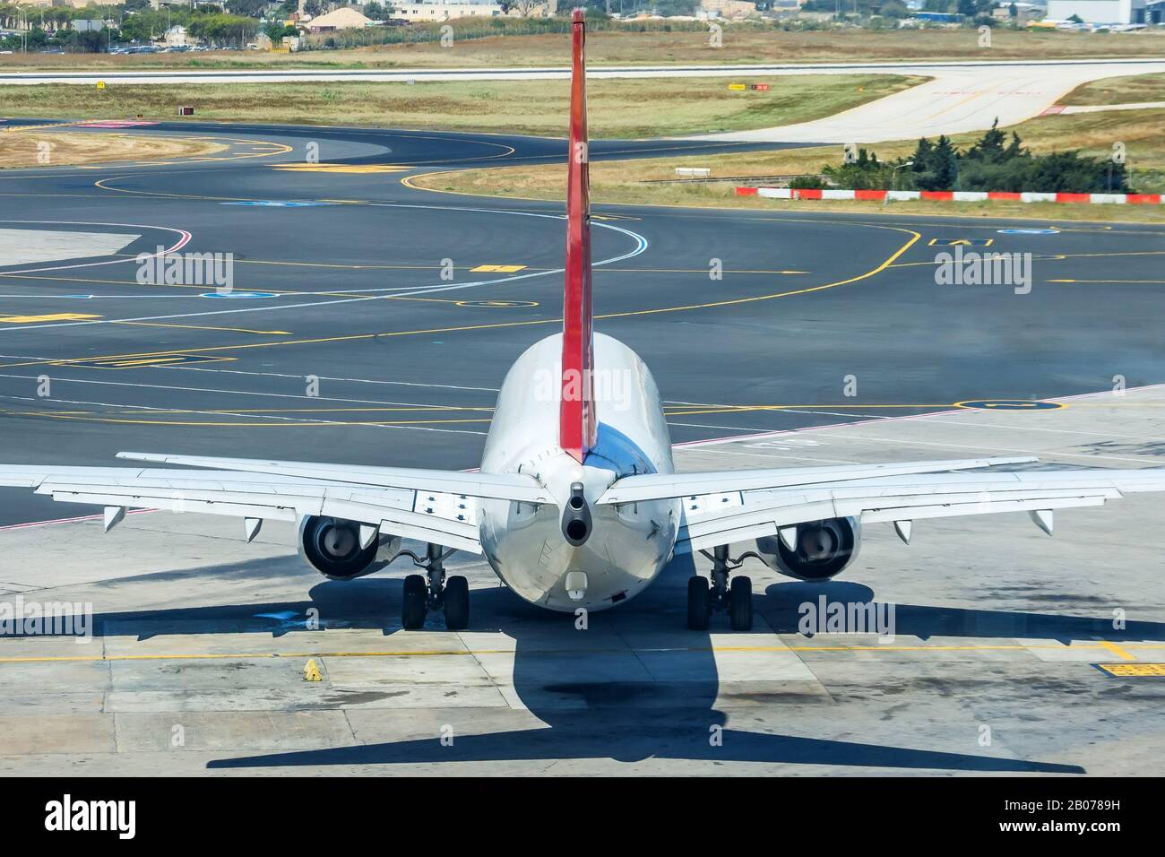 Rear view airplane taxiing terminal hi-res stock photography and images ...
