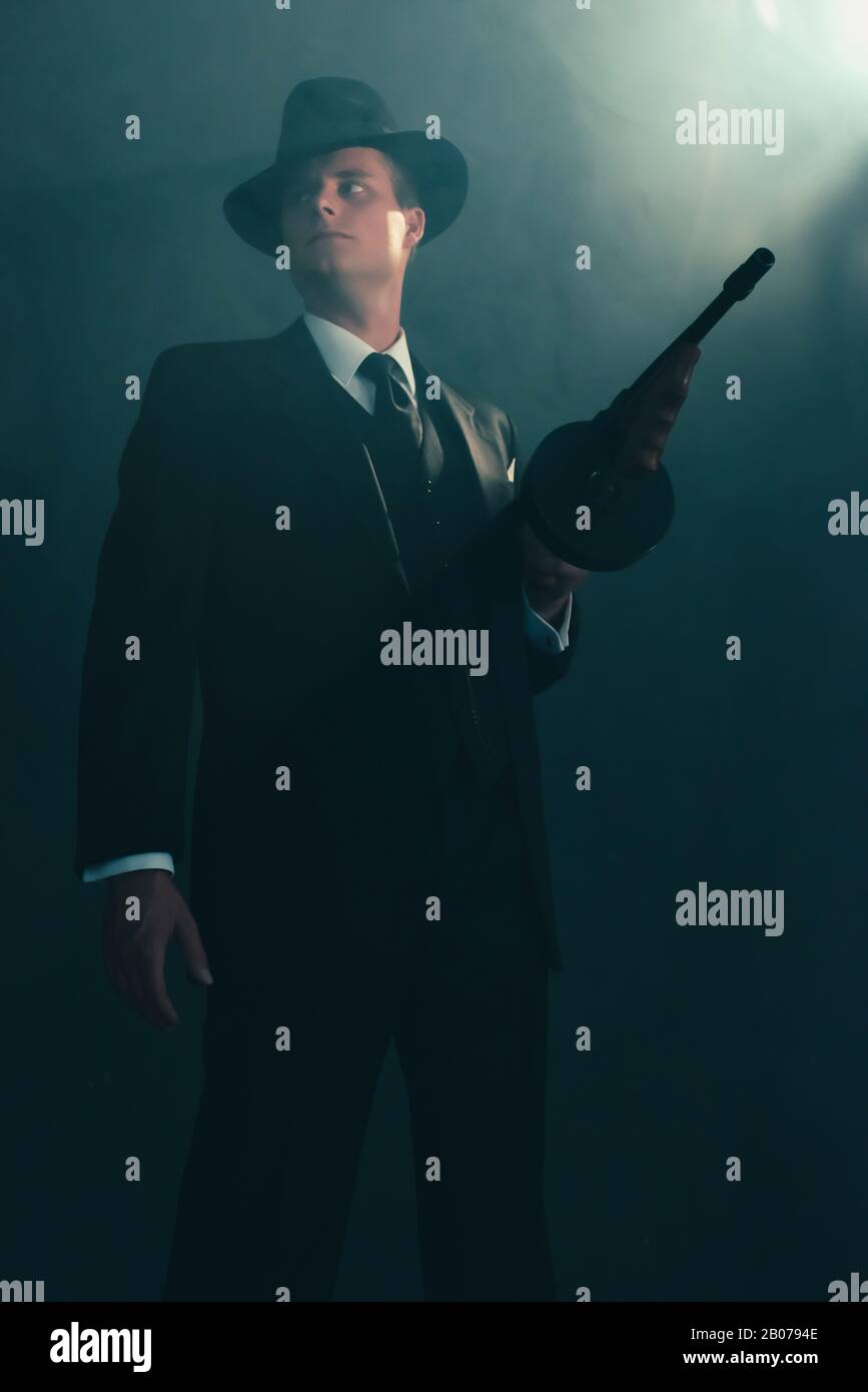 Gangster with machine gun hi-res stock photography and images - Alamy