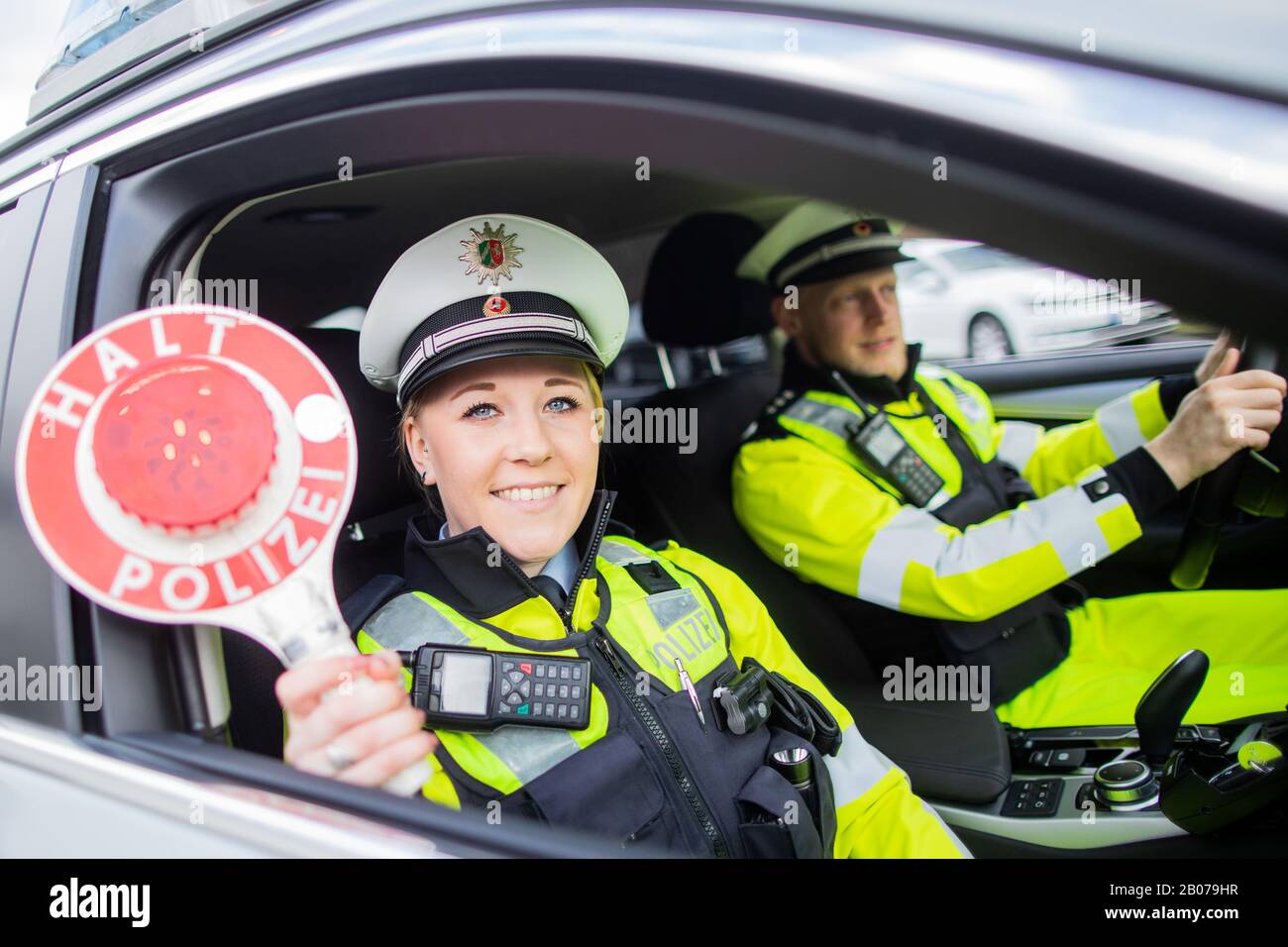 19 February 2020, North Rhine-Westphalia, Mönchengladbach: Police ...
