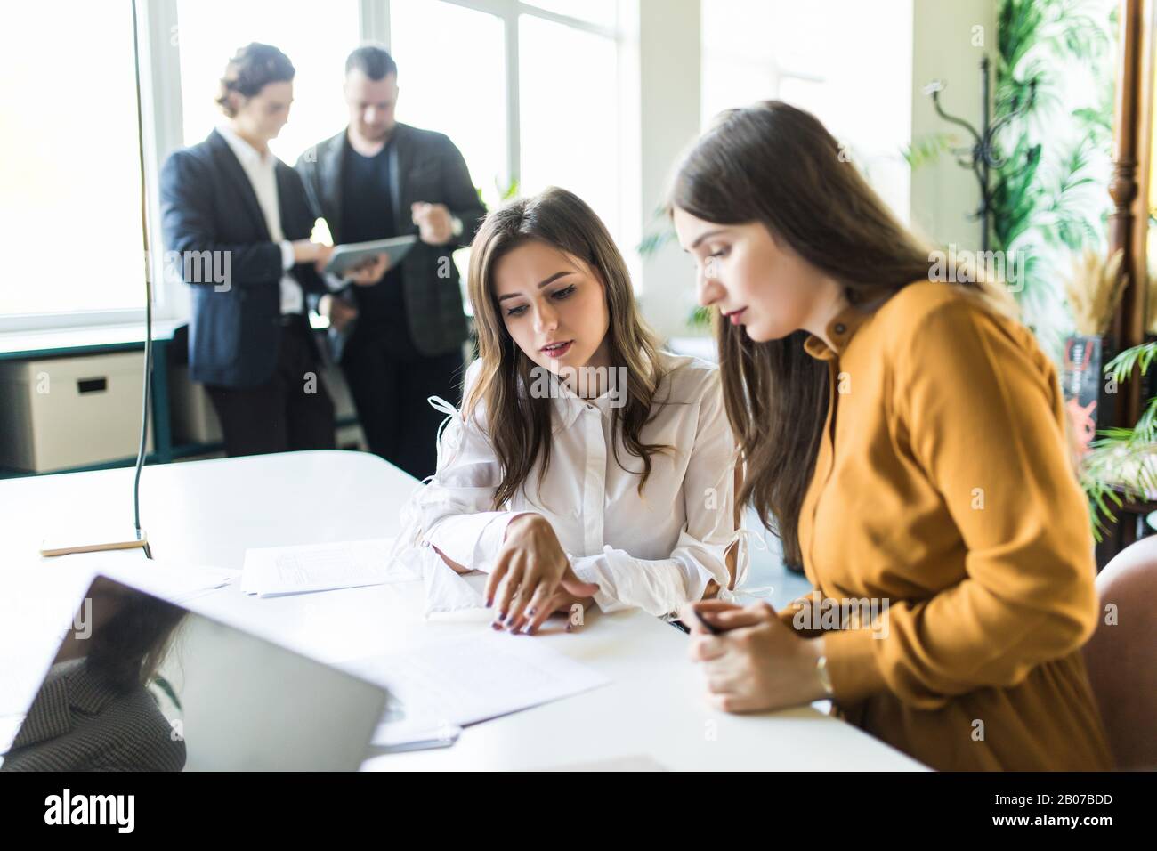 Informal meeting area hi-res stock photography and images - Alamy