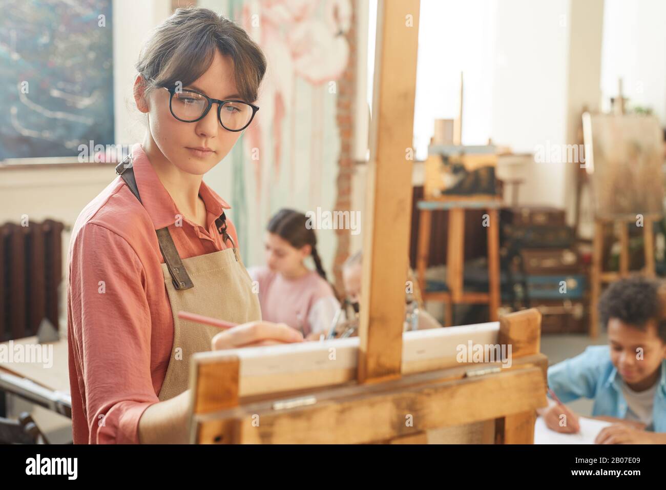 Classroom art teacher hi-res stock photography and images - Alamy