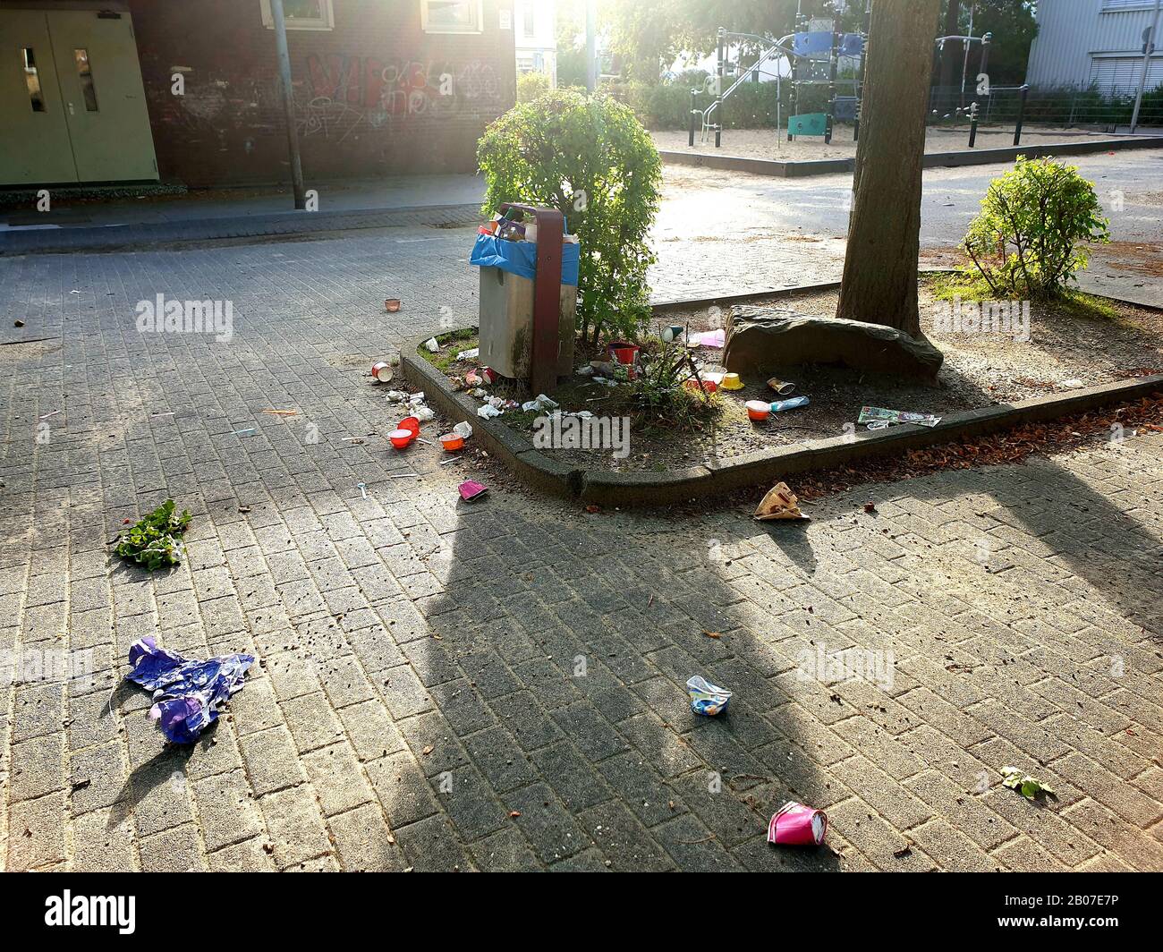 Garbage can street hi-res stock photography and images - Alamy