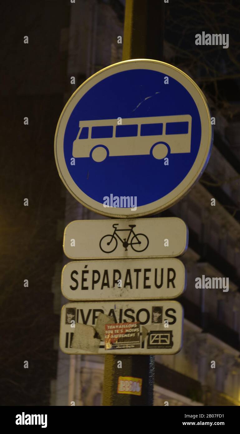 Cycle lane signs hi-res stock photography and images - Alamy