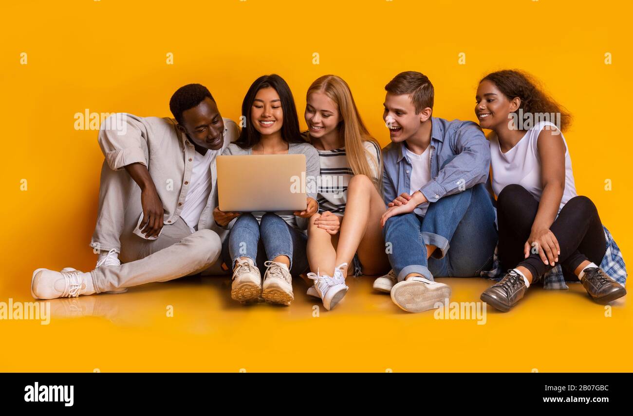 Group college girls using laptop hi-res stock photography and images ...