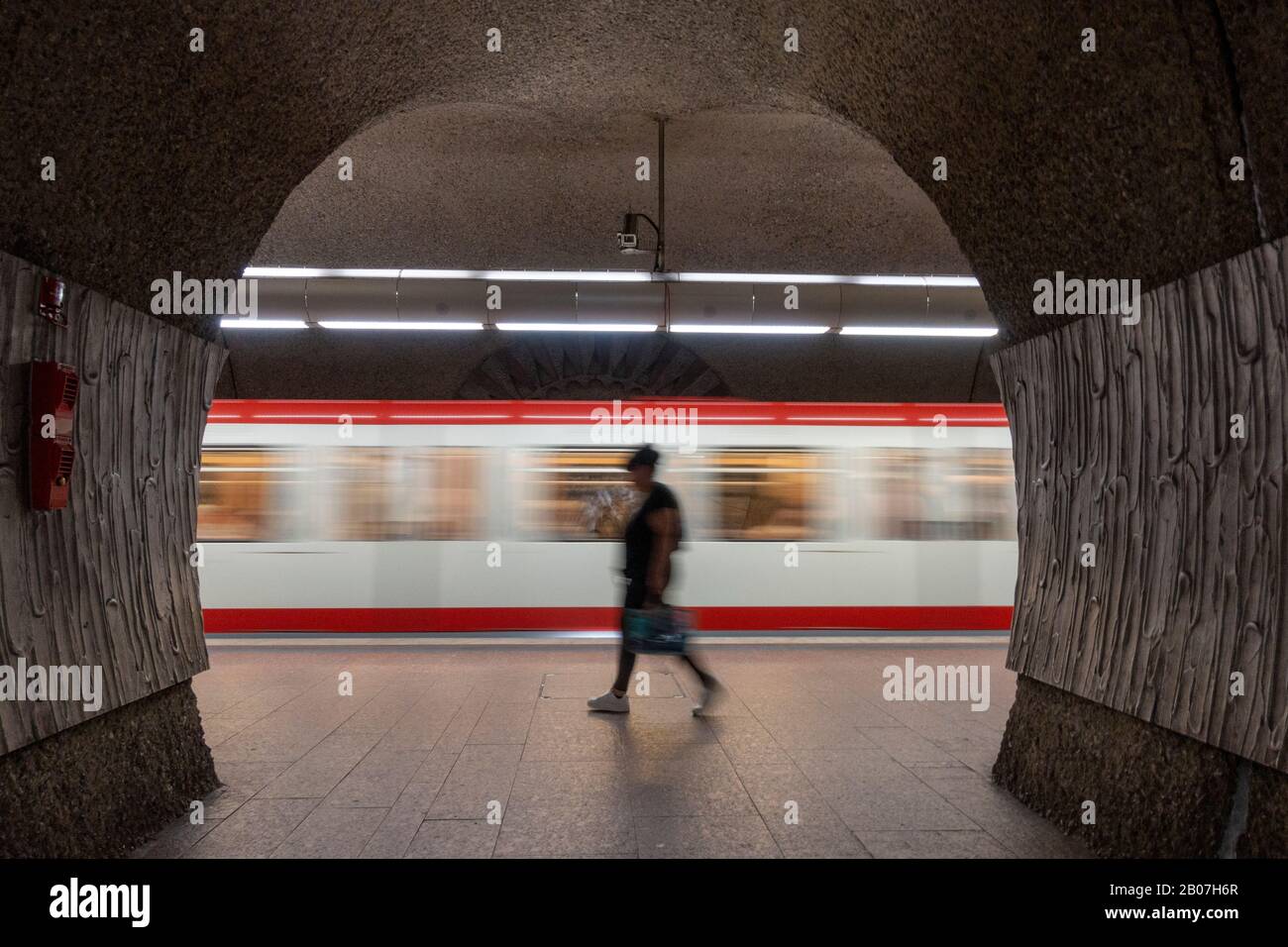 View through cross platform tunnel in Lorenzkirche on the Nuremberg VAG ...