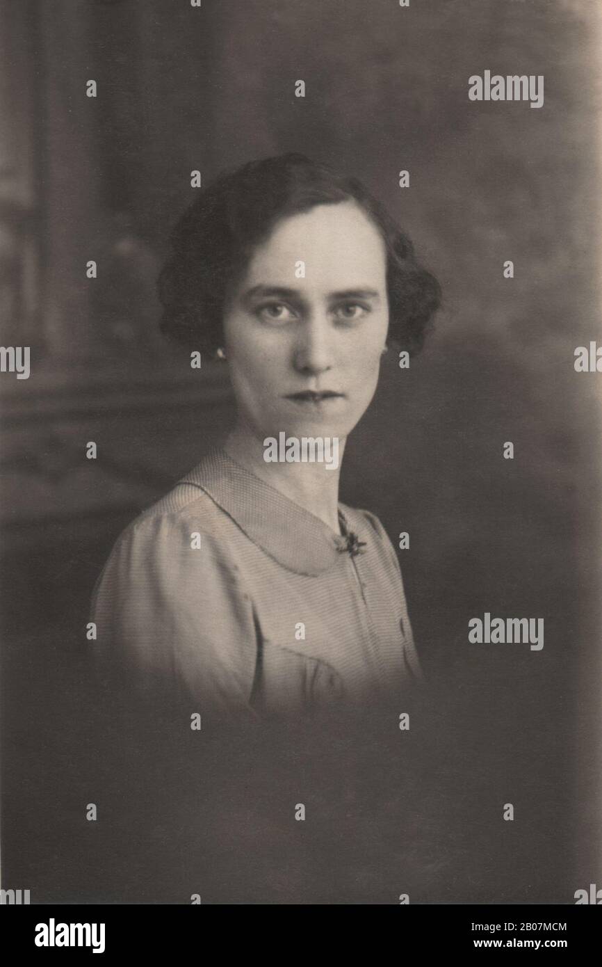 1930s portrait woman beautiful hi-res stock photography and images - Alamy
