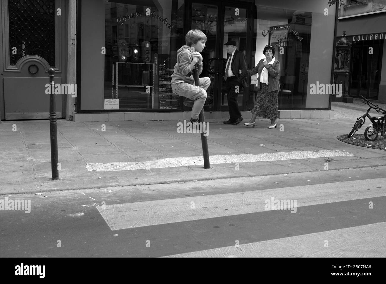 Bollard paris hi-res stock photography and images - Alamy