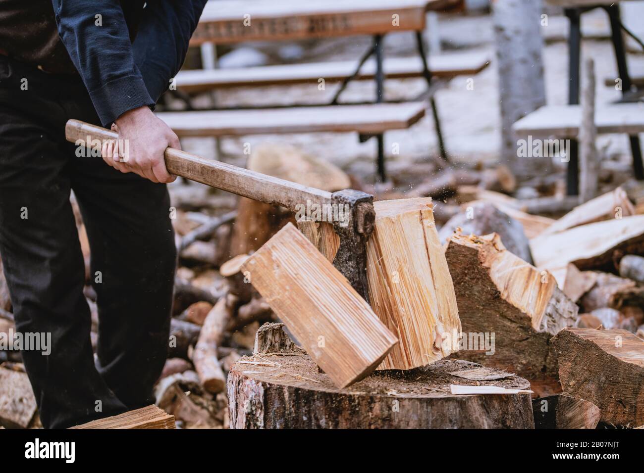 Chopping wood hi-res stock photography and images - Alamy