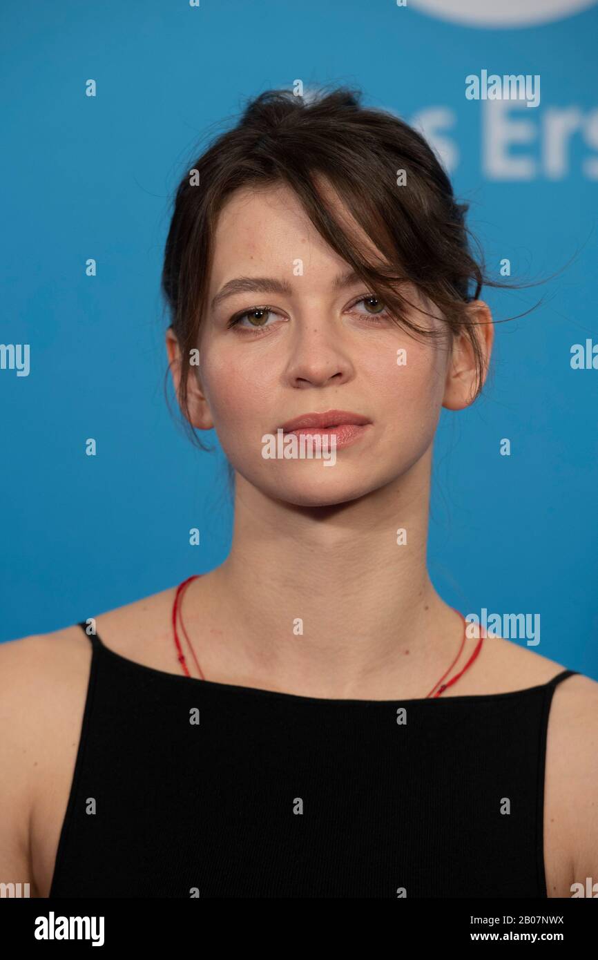 Malgorzata MIKOLAJCZAK, actress, (role: Polish partisan Wanda) portrait ...