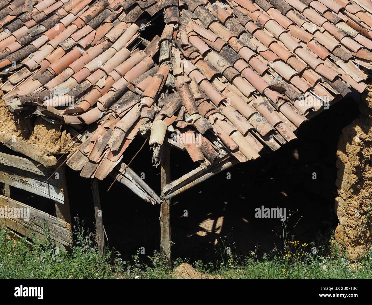 Old collapsed barn hi-res stock photography and images - Alamy