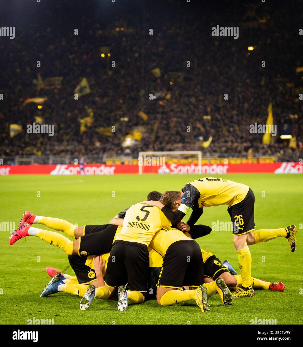 Dortmund, 18.02.2020 Torjubel: Achraf Hakimi (BvB), Jadon Malik Sancho ...