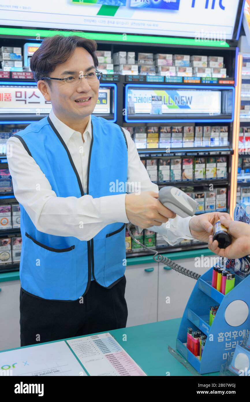 Convenience store counter hi-res stock photography and images - Alamy