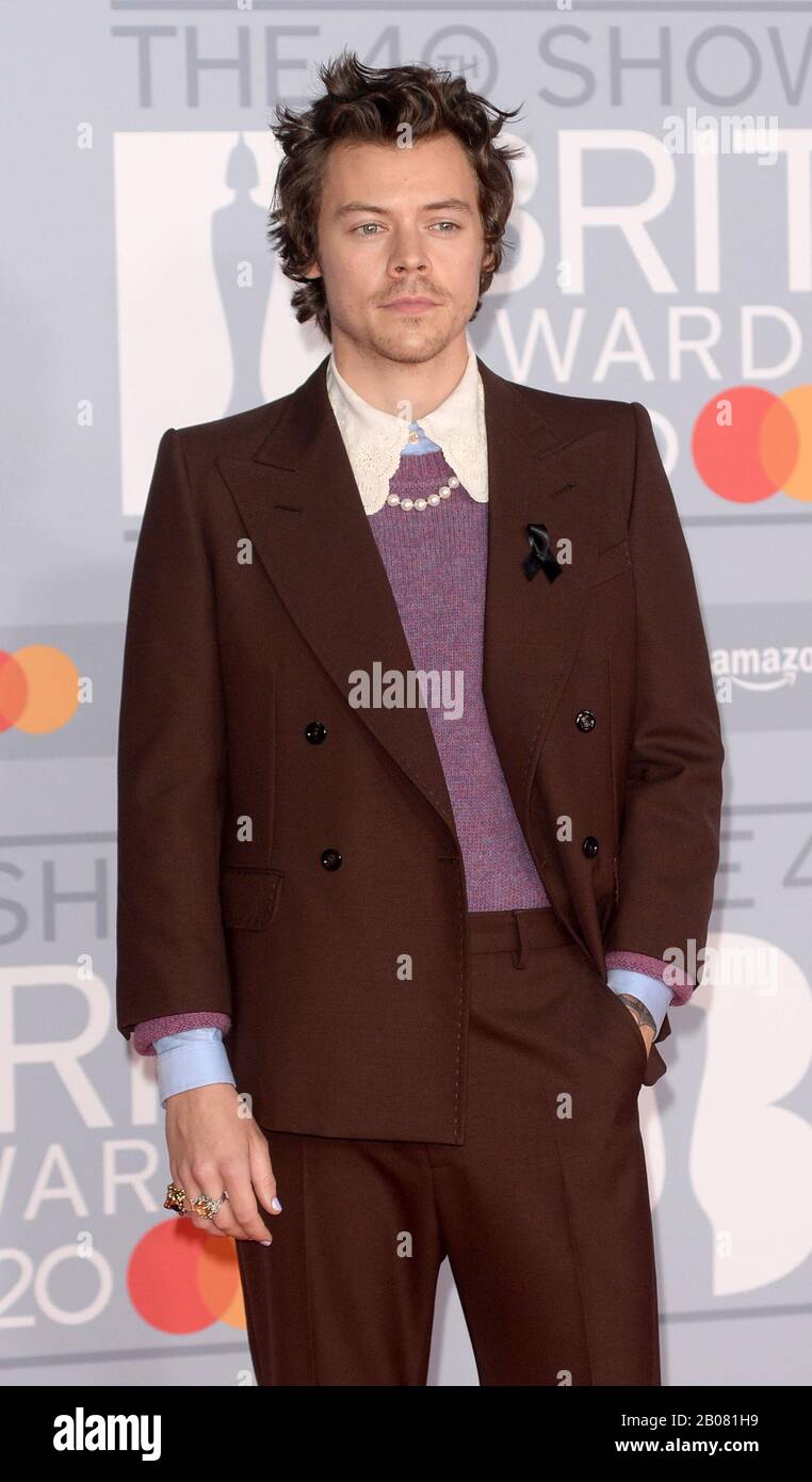 Harry styles red shirt hi-res stock photography and images - Alamy