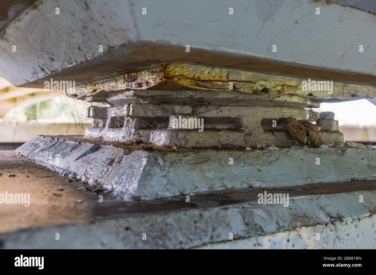 Concrete bridge bearings hi-res stock photography and images - Alamy