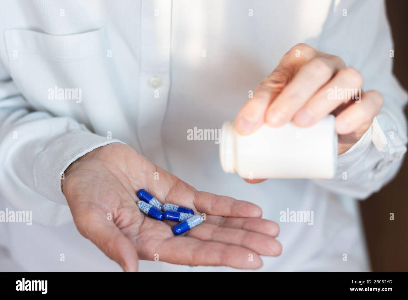 Hands holding pill bottle hi-res stock photography and images - Alamy