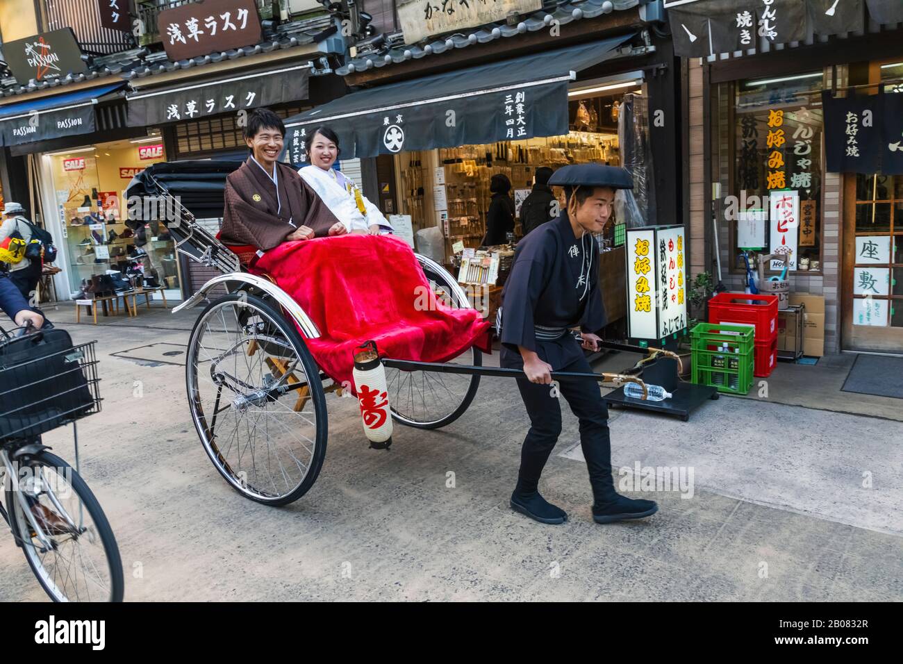 Girls riding rickshaw hi-res stock photography and images - Alamy