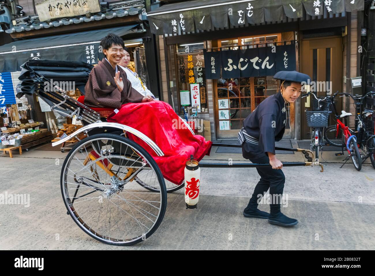 Girls riding rickshaw hi-res stock photography and images - Alamy
