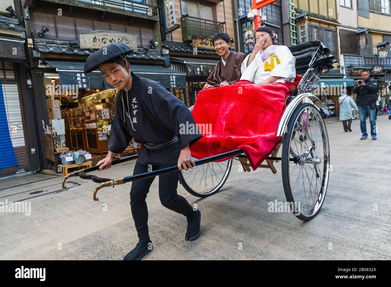 Girls riding rickshaw hi-res stock photography and images - Alamy