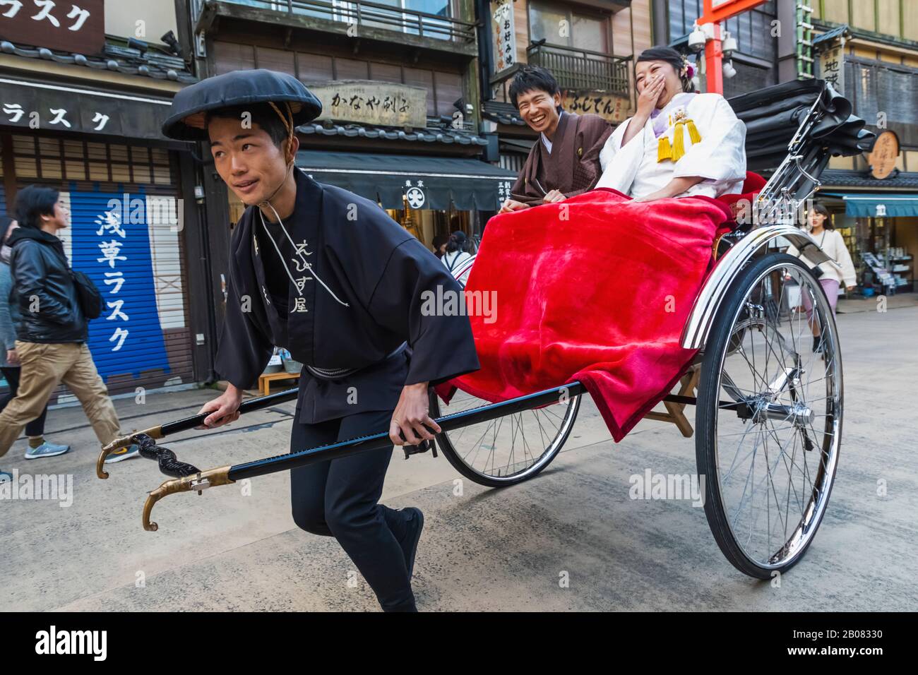 Girls riding rickshaw hi-res stock photography and images - Alamy