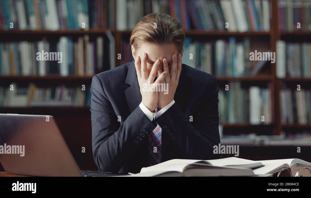 Tired looking man hi-res stock photography and images - Alamy