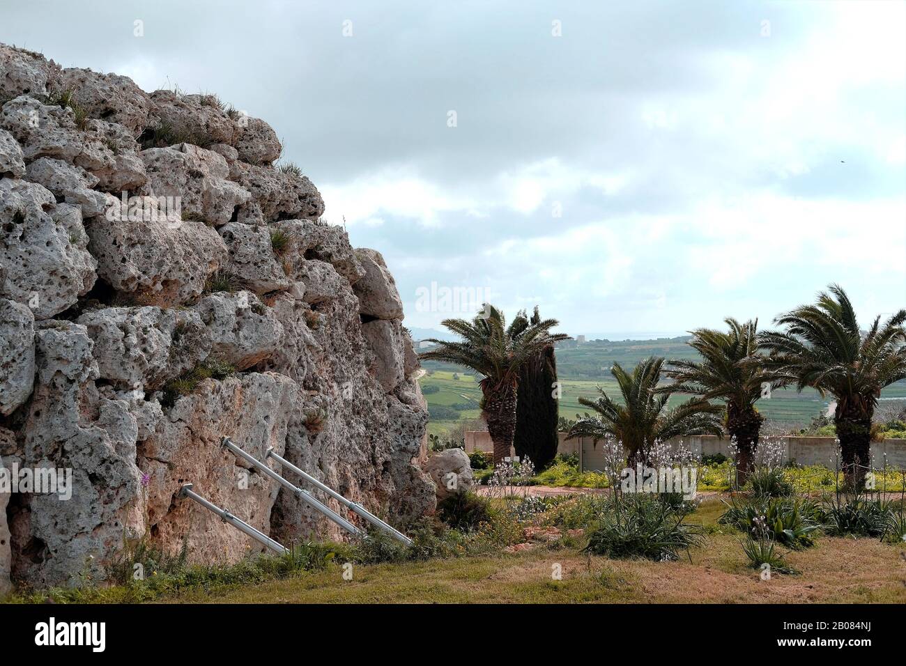 megalithic ggantija temples in Xaghra, Malta taht are older than the ...