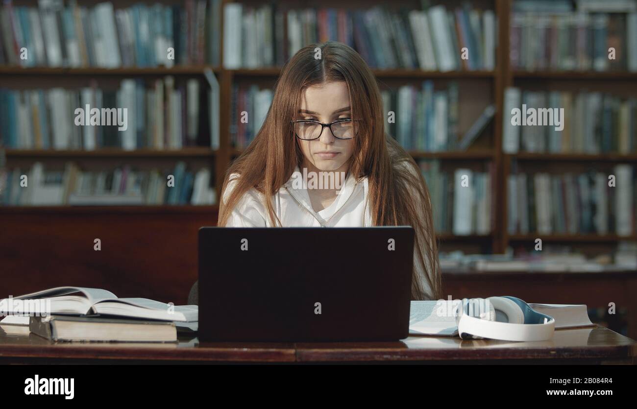 Girl in library lady hi-res stock photography and images - Alamy