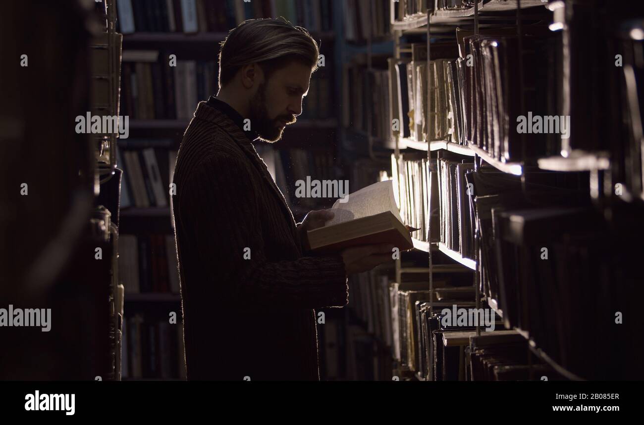 Rows of books hi-res stock photography and images - Alamy