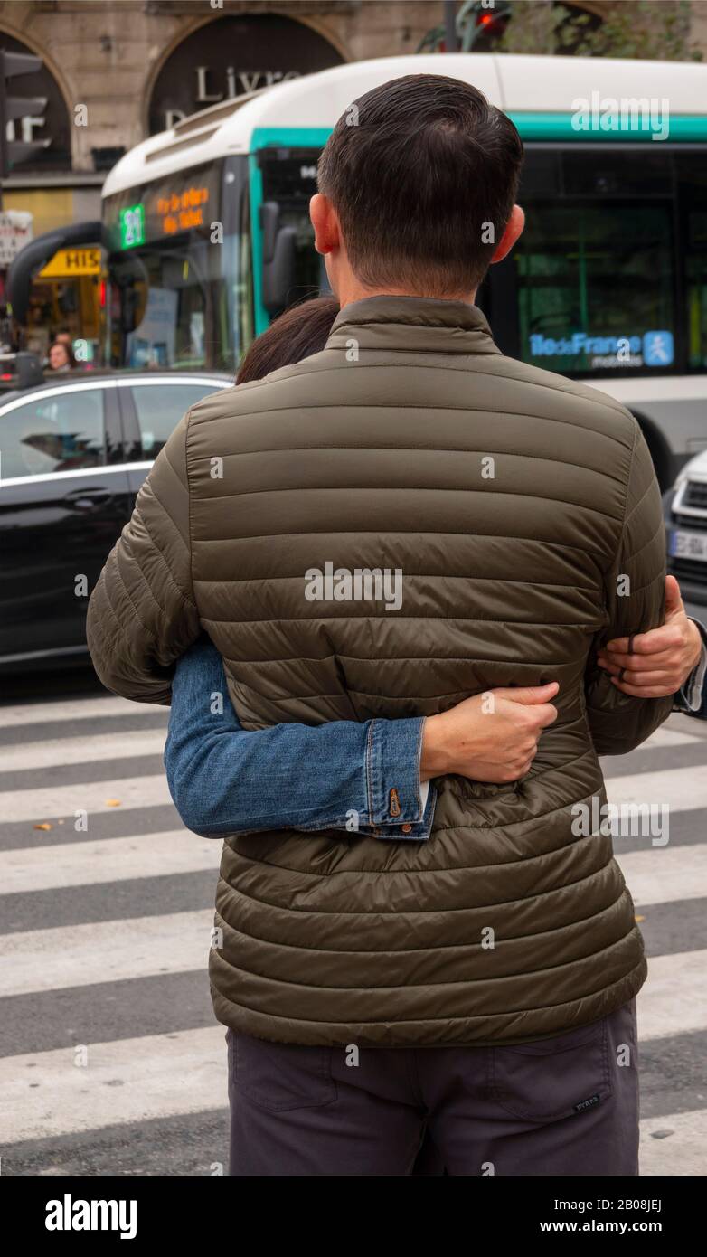 couple hugging on Paris France street Stock Photo - Alamy