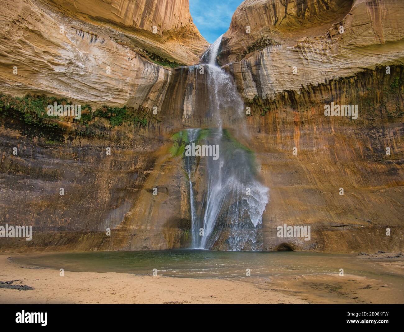 Water falling down rock face hi-res stock photography and images - Alamy