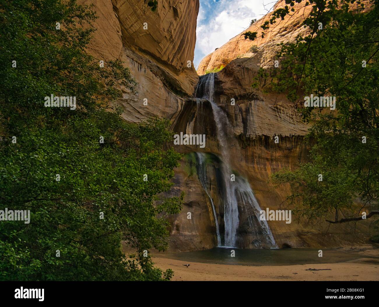 Water falling down rock face hi-res stock photography and images - Alamy