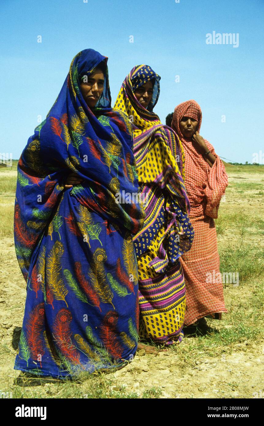 SENEGAL, THREE NOMAD WOMEN IN COLORFUL TRADITIONAL DRESS Stock Photo ...