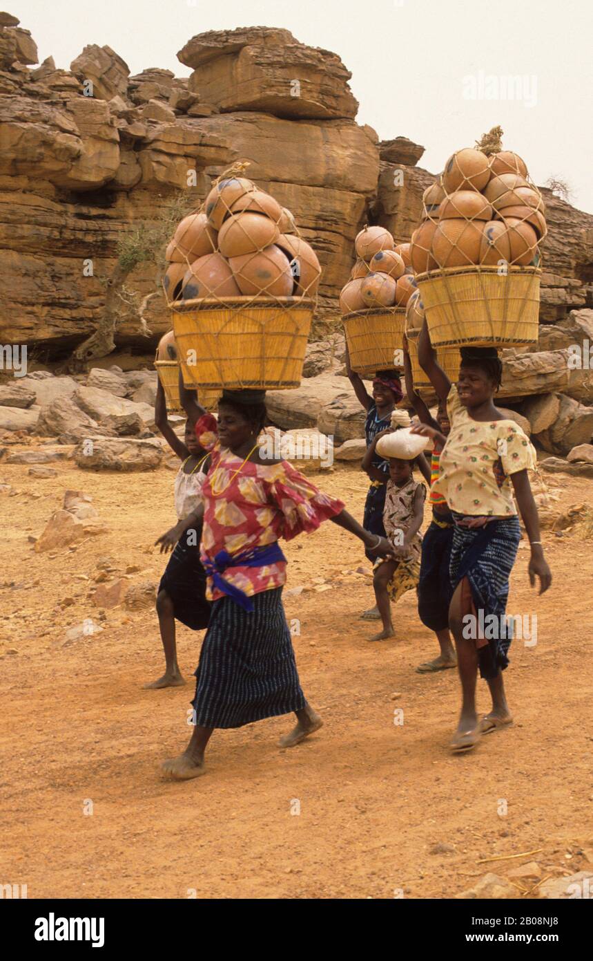 Mali dogon women tribe hi-res stock photography and images - Alamy