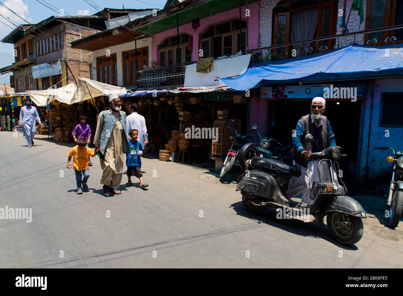 Kashmiri dress hi-res stock photography and images - Alamy