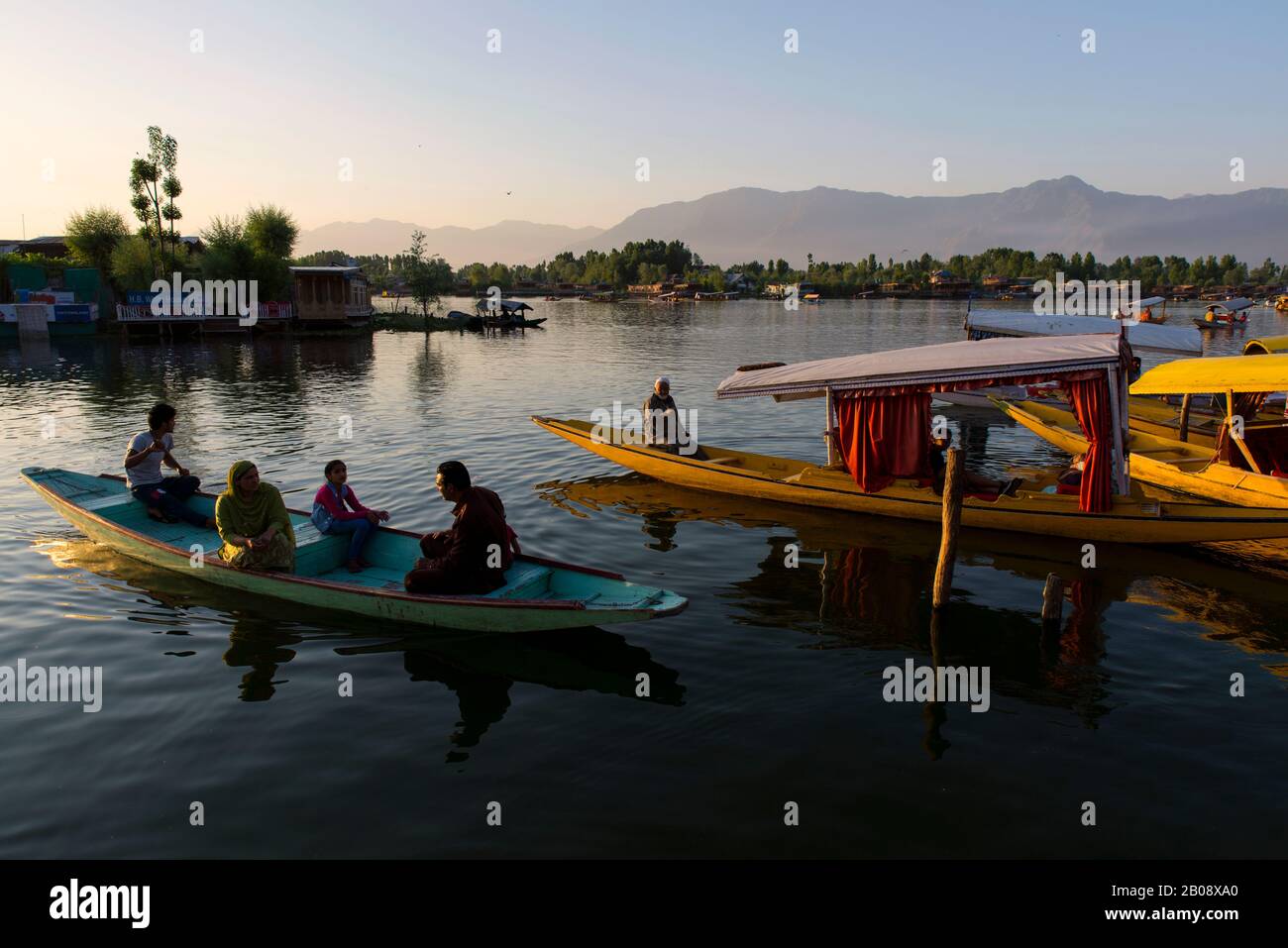 Dal lake india hi-res stock photography and images - Alamy
