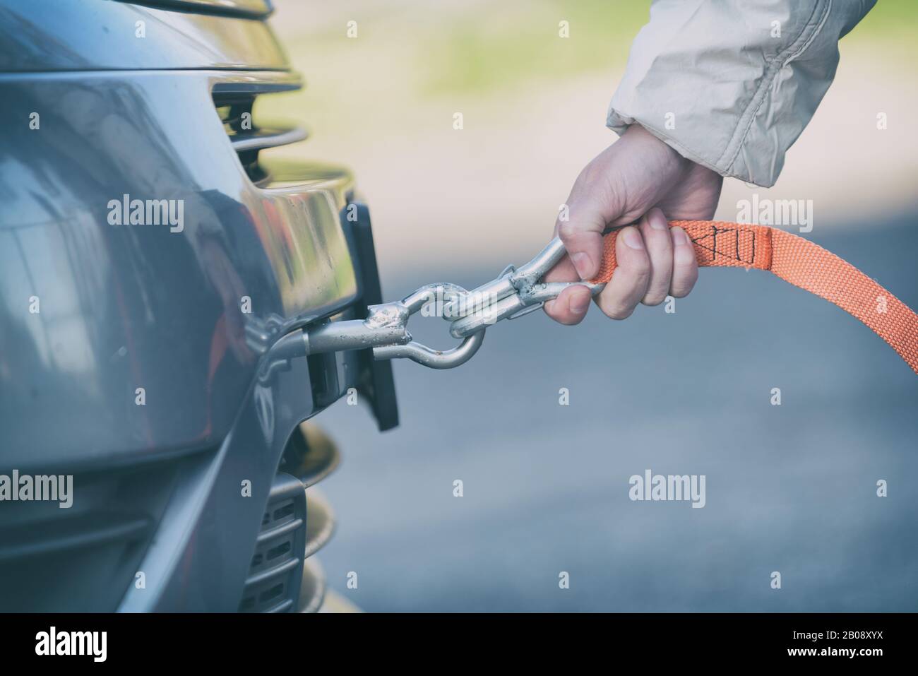 woman assembling towing line to a broken car Stock Photo - Alamy