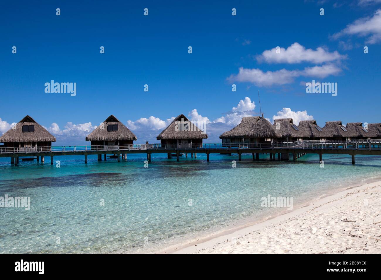 Wooden huts over the water hi-res stock photography and images - Alamy