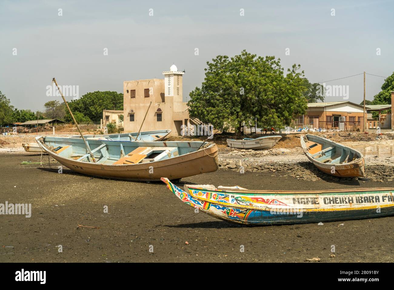 Fischerboote und die Moschee in Missirah, Sine Saloum Delta, Senegal ...