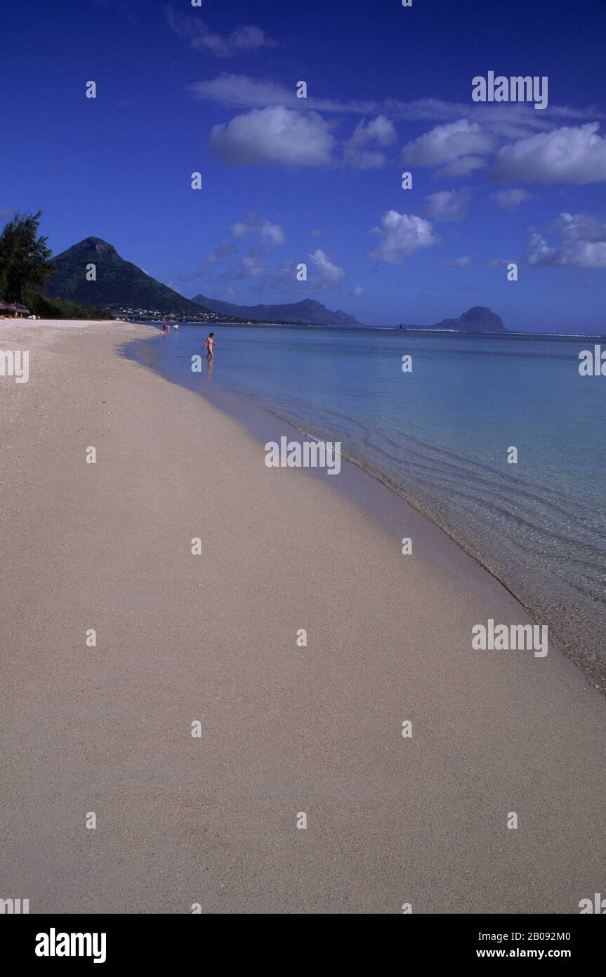 MAURITIUS, WHITE SAND BEACH, BEACH SCENE Stock Photo - Alamy