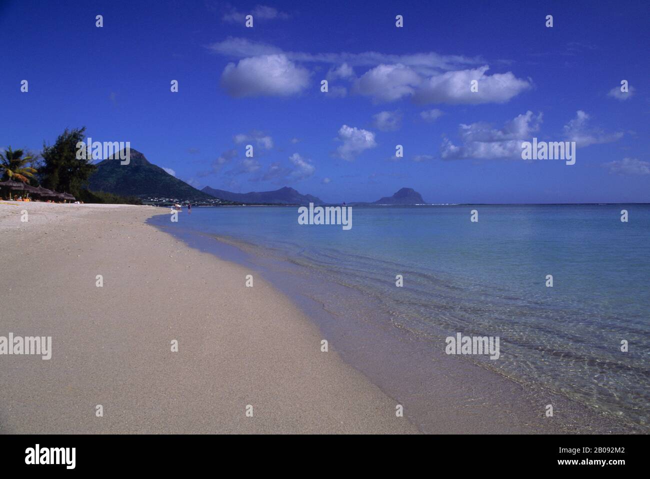 MAURITIUS, WHITE SAND BEACH, BEACH SCENE Stock Photo - Alamy