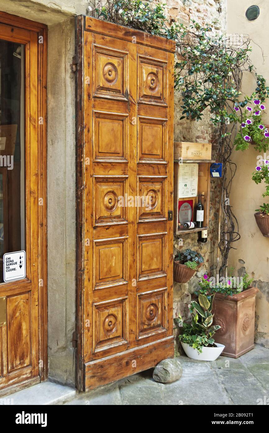 Casa porta finestra in legno villaggio architettura strada colorato in ...