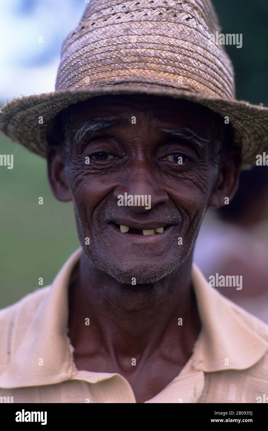 MADAGASCAR, NEAR VOHEMAR, PORTRAIT OF LOCAL MAN Stock Photo - Alamy