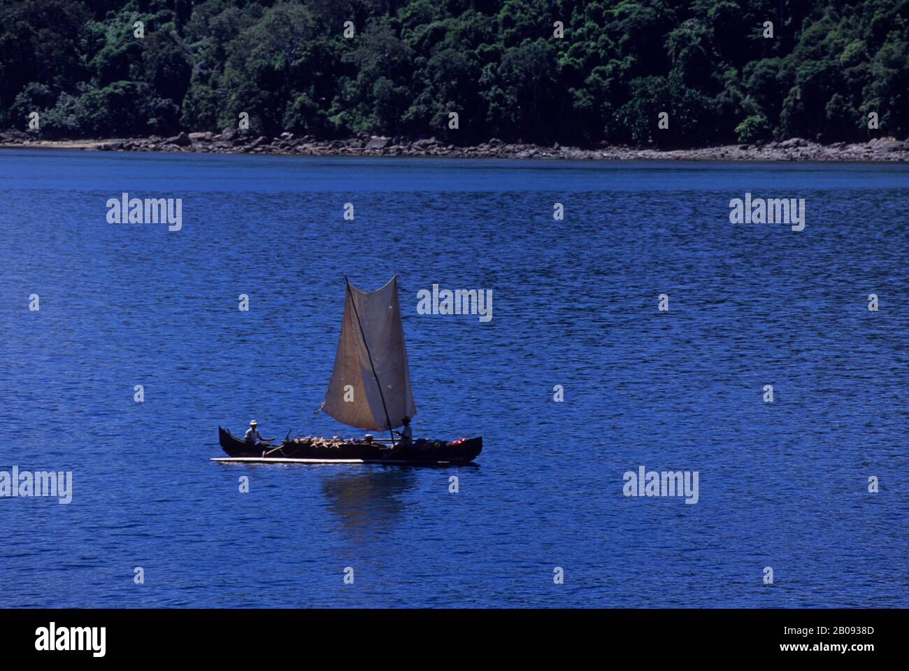 MADAGASCAR, NOSY BE, LOCAL OUTRIGGER SAILING CANOE Stock Photo - Alamy