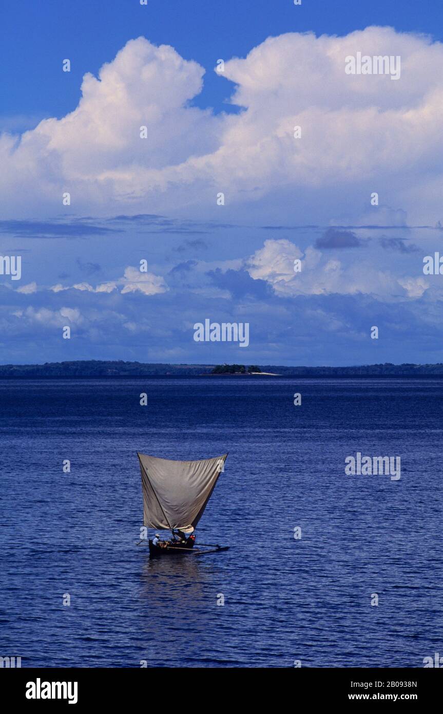 MADAGASCAR, NOSY BE, LOCAL OUTRIGGER SAILING CANOE Stock Photo - Alamy