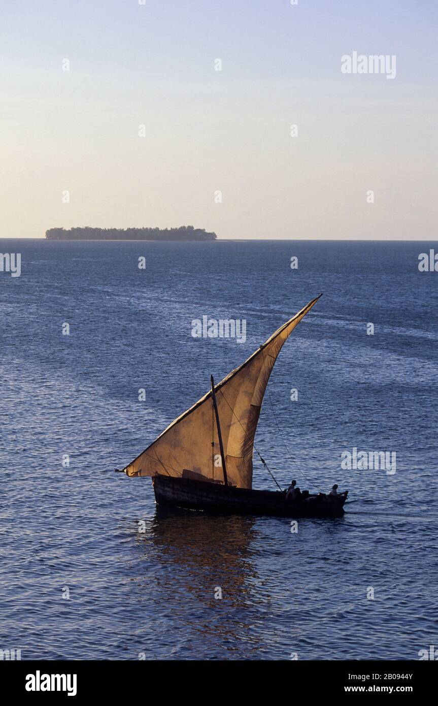 TANZANIA, ZANZIBAR ISLAND, LOCAL SAILBOAT (DHOA), DOW Stock Photo - Alamy