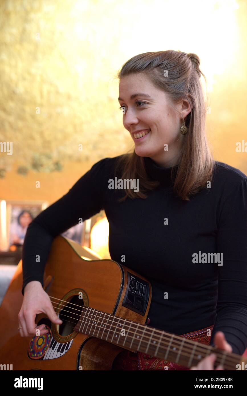 Beautiful voice! Wunderschöne Stimme! Singer/Songwriter Nora Lotz Stock ...