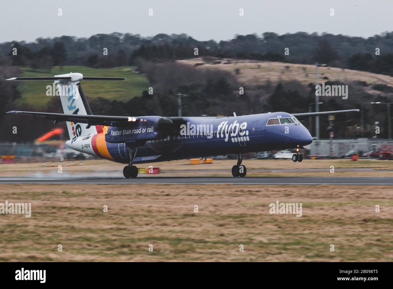 De havilland dash 8 q400 hi-res stock photography and images - Alamy