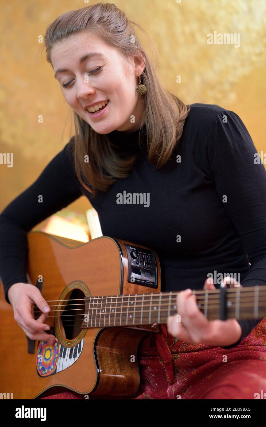 Beautiful voice! Wunderschöne Stimme! Singer/Songwriter Nora Lotz Stock ...