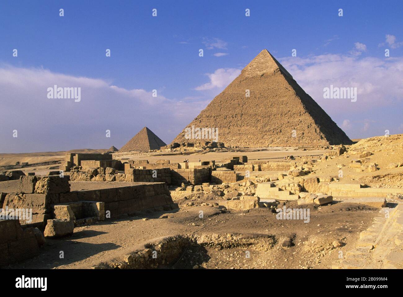 EGYPT, CAIRO, GIZA, VIEW OF CHEPHREN PYRAMID & MYCERINUS PYRAMID Stock ...