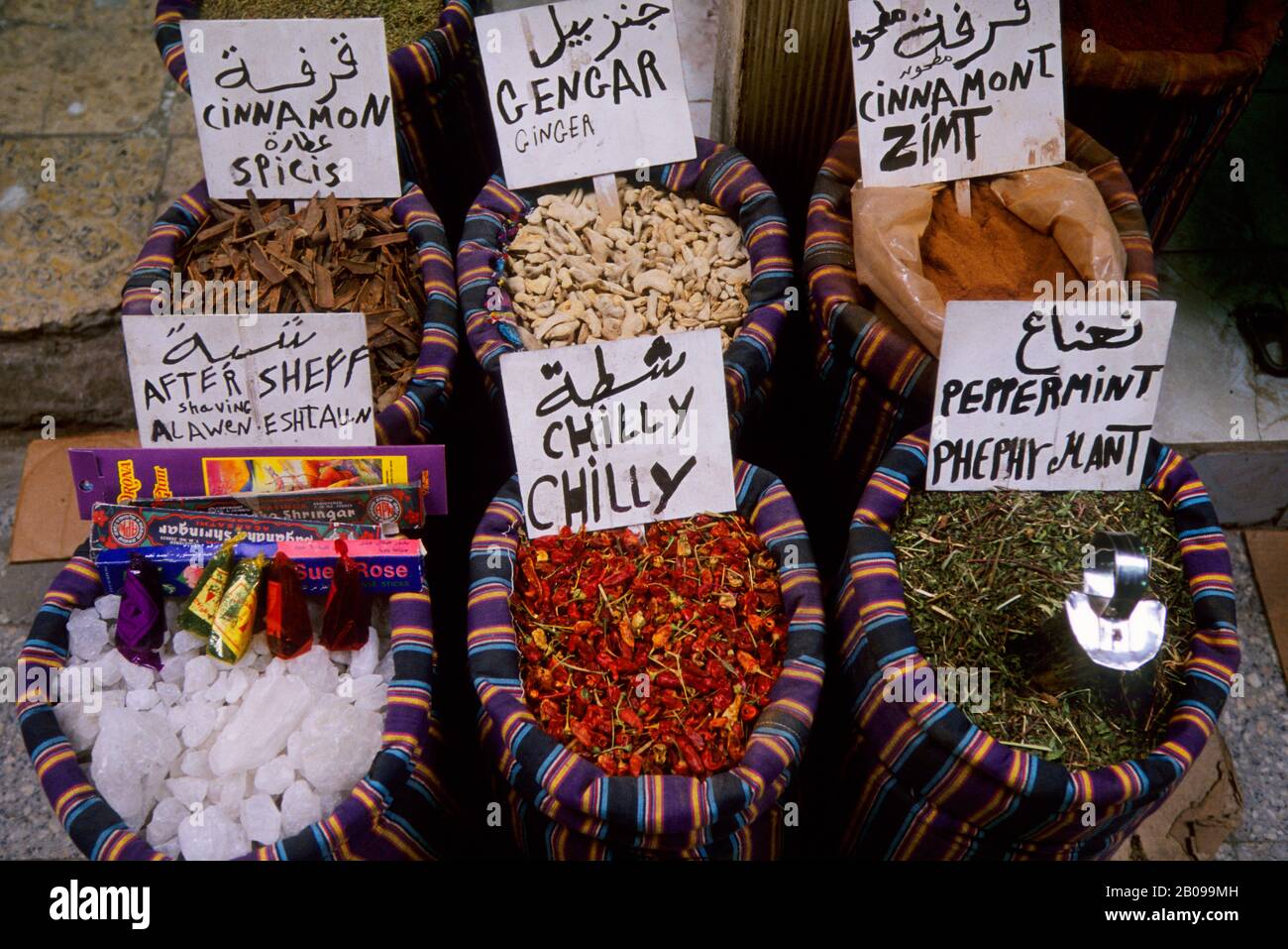 EGYPT, OLD CAIRO, BAZAAR SCENE, SPICES, CHILI PEPPERS Stock Photo - Alamy